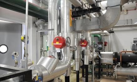 Montagem de isolamento térmico em tubulação